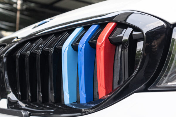 กระจังหน้า M Performance (Tri colors) – BMW 3 Series G20